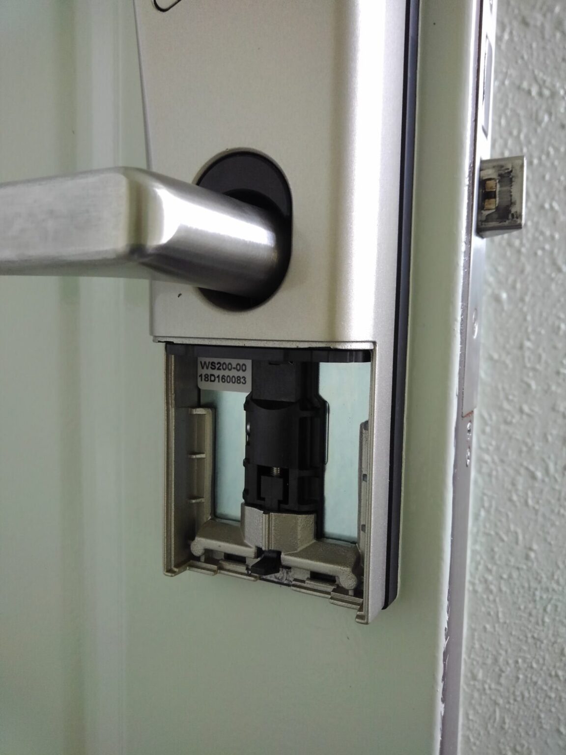 Alpha edロック-PLUS, バッテリーBOXカバー解錠と電池交換 - かぎや盛岡べん｜ 鍵を開ける・修理・交換｜神奈川県、東京都全域対応