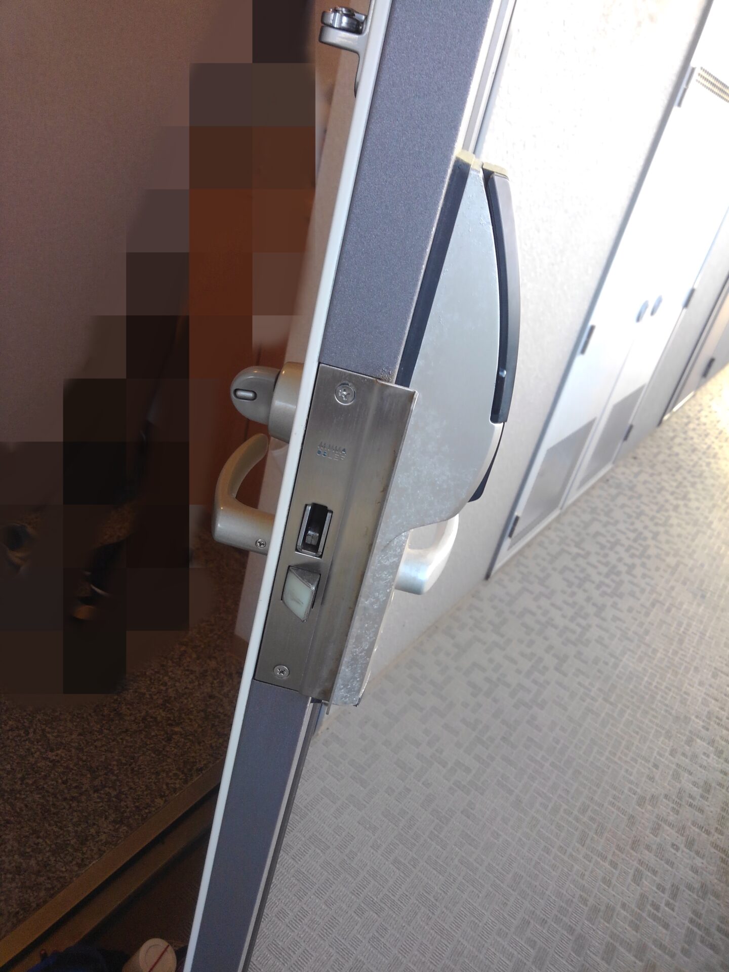 ALPHA 電子錠 edロック.MIWA-08LEF+B5 バッテリーカバー解錠 - かぎや盛岡べん｜ 鍵を開ける・修理・交換｜神奈川県、東京都全域対応